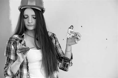 빌더는 아파트에서 수리를합니다 벽의 석고 및 그림에 마무리 작품 마스터는 페인트 드릴과 전기로 작업합니다 건축가에 대한 스톡 사진 및 기타 이미지 Istock