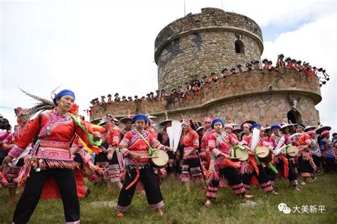 新平火把节磨盘山钻木取火 精彩图集