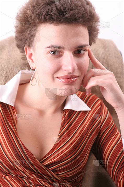 戴耳环的女孩坐在扶手椅上