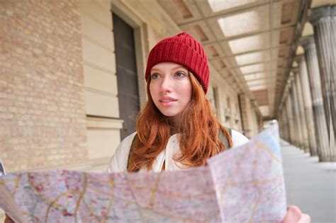 Une Rouquine Aventureuse Se Promène En Ville Avec Une Carte Papier