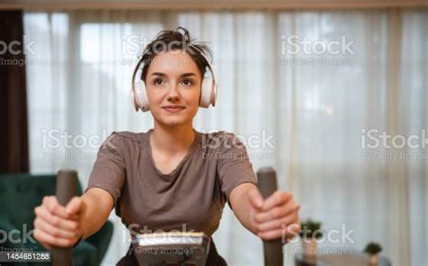 한 여성 젊은 실내 사이클링 고정식 운동 자전거에 대한 훈련 18 19세에 대한 스톡 사진 및 기타 이미지 18 19세 가냘픈 강사 Istock