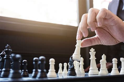 손에 자신감 사업 동료 개발 분석 새로운 전략 계획 지도자 및 팀워크 개념을 성공 위한 체스 게임 닫습니다 개념에 대한 스톡