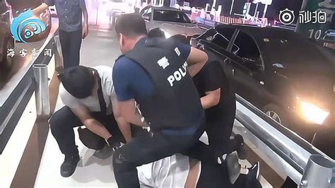 山东：警方持枪抓捕毒贩现场直击 民警砸窗破门抓获犯罪嫌疑人社会法制好看视频