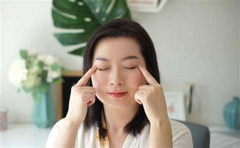 Want Glowing Beautiful Skin Give Yourself A Facial Acupressure Points Massage