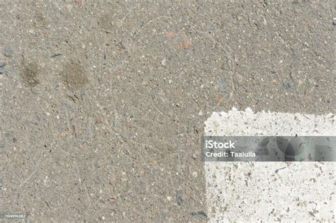 그것에 흰색 페인트와 오래 된 아스팔트 표면 닫습니다 추상적인 배경 0명에 대한 스톡 사진 및 기타 이미지 0명 개념