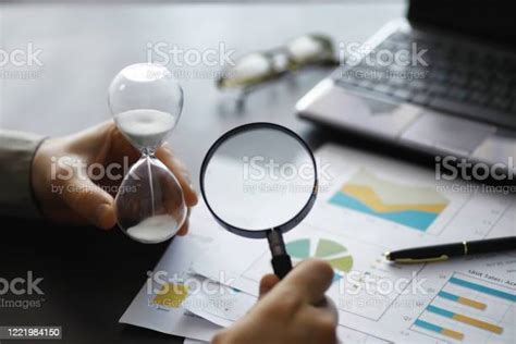 작업 시간은 모래 시계를 상징한다 보험 관리자 와 은행의 사무실 책상 테이블에 사무실 직원 시간 부족의 개념 계획에 대한 스톡
