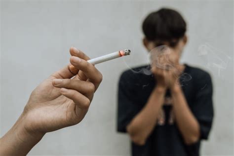 タバコの臭いがバレない方法！口臭・服・部屋についた臭いの消し方について│dr Stickコラム