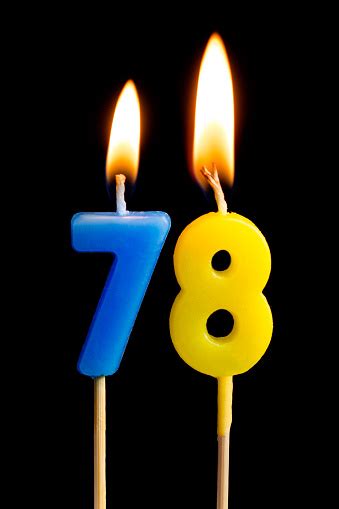 불타는 초 78 70 8의 형태로 케이크 검은 배경에 고립에 대 한 축 하 하는 생일 기념일 중요 한 날짜 휴일 설정 테이블의