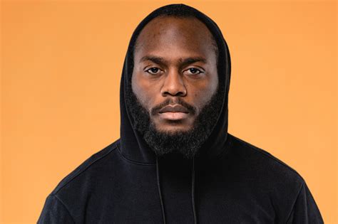 스튜디오에서 한 아프리카계 미국인 남자 세로를 닫습니다 흑인의 삶은 개념이 중요합니다 복사 공간이있는 노란색 배경에 있는 남자 검은색에 대한 스톡 사진 및 기타 이미지