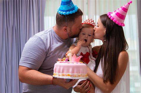 가족은 딸의 첫 번째 생일 1 살 케이크 클로즈업을 기념 합니다 행복 한 가족 개념 3 명에 대한 스톡 사진 및 기타 이미지