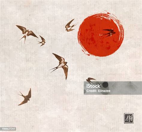 빈티지 배경에 제비 조류와 큰 붉은 태양비행 전통적인 일본 식 수묵 화수 스미에 상형 문자 기쁨 검은색에 대한 스톡 벡터 아트