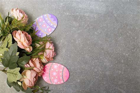회색 배경에 계란과 꽃을 장식 아름 다운 부활절 구성 봄 방학 부활절 배경 초대장 인사말 카드 아트 개념에 대한 스톡 사진 및