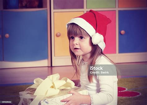 로세아주행연수 여자아이 게임하기 및 Learning In 학년기 전 2 3 살에 대한 스톡 사진 및 기타 이미지 2 3 살