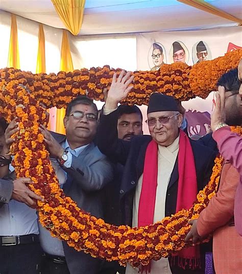 एमाले अध्यक्ष ओलीलाई रौतहटमा १०१ किलोको माला लगाएर स्वागत