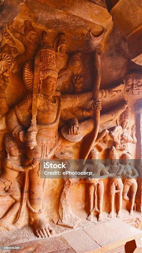 Trivikrama Vamana Badami 동굴 세계 문화 유산 Badami Bagalkot Karnataka 인도의 형태로