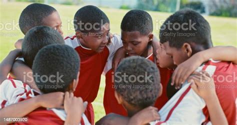 축구 스포츠 그리고 팀 지원이나 전략을 위해 야외에서 야외 활동을 계획하는 아이들 피트니스 스크럼 및 목표를 위한 의사 소통을 가지고 노는 어린 아이들 그룹과의 축구 경쟁