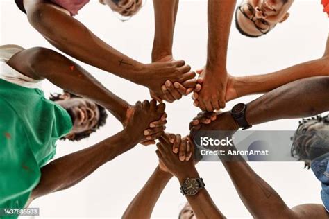 젊은 아프리카계 미국인 예술가 그룹이 아트 스튜디오에서 행복하게 웃고 손을 잡고 있습니다 다민족 그룹에 대한 스톡 사진 및 기타 이미지 다민족 그룹 아프리카계 미국