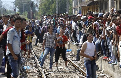 Migranti La Macedonia Sigilla La Frontiera Dichiarato Stato D