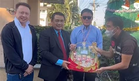 รวมรูปภาพของ นี่สิรางวัลคนดี ลูกบ้านหอบของขวัญ ตอบแทน รปภ ยังไม่ถึงปี