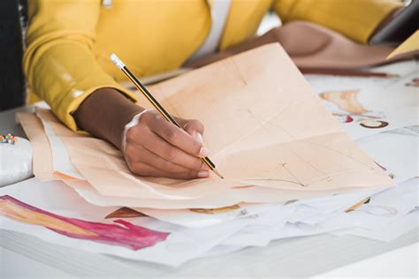 패션 디자이너 의류 디자인 스튜디오에서 테이블에서 일의 부분 보기 그리기에 대한 스톡 사진 및 기타 이미지 그리기 기술