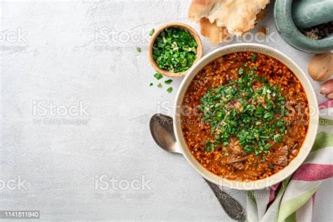 회색 콘크리트 배경에 그릇에 전통 그루지야어 수프 카라 초 0명에 대한 스톡 사진 및 기타 이미지 0명 고기 고수 Istock