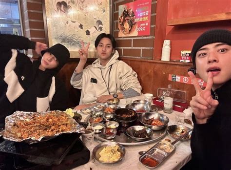 คิดถึงน้องจองกุกกี้ 𝚍𝚛𝚎𝚊𝚖𝚎𝚛𝚜 On Twitter น้องจองกุกไปกินข้าวกับเพื่อน