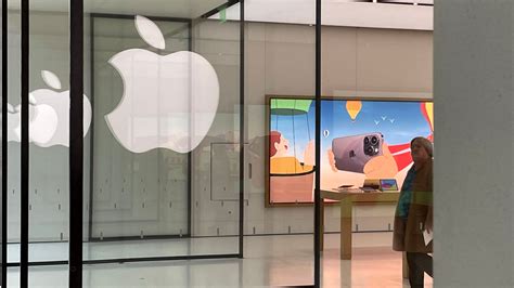 Thieves Tear Through Apple Store Bathroom Wall To Steal IPhones IPads