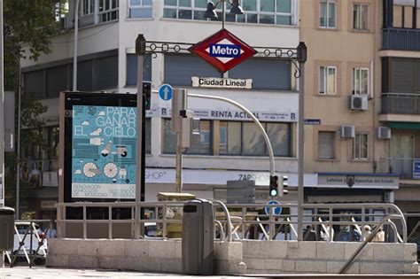 Entrada A La Estación De Metro De Ciudad Lineal En Madrid España Foto