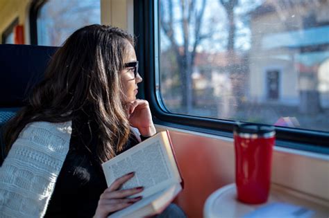 여행 즐기기 창 근처 기차로 여행 하는 젊은 예쁜 여자 기차 개념입니다 관광에 대한 스톡 사진 및 기타 이미지 관광 관광객 기차 Istock