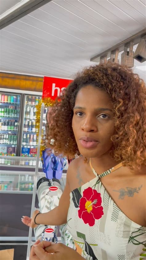 Ela Não Foi Bem Recebida Pela Dona Da Loja Que Deu Valor A Outra Mais