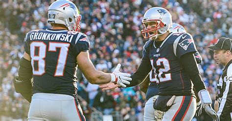 Brady Tosses 4 Touchdowns As Patriots Beat Dolphins 35 17 Cbs Boston