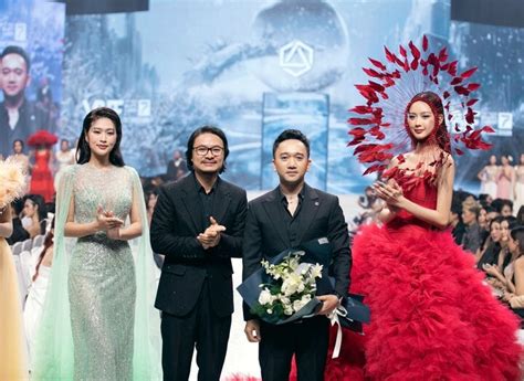 Thập đại mỹ nhân khuấy đảo show diễn của NTK Lê Ngọc Lâm
