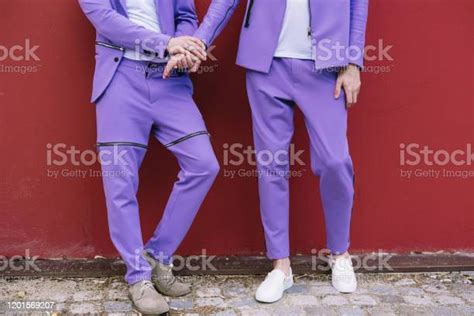 손을 잡고 게이 커플의 자른 이미지 배경에 보라색 정장 빨간 벽 관능에 대한 스톡 사진 및 기타 이미지 관능 남자 남자 친구 Istock