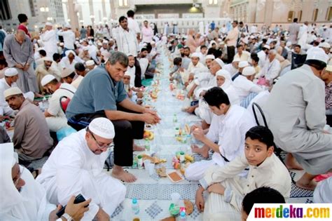 Foto Kebersamaan Ribuan Jemaah Buka Puasa Di Masjid Nabawi