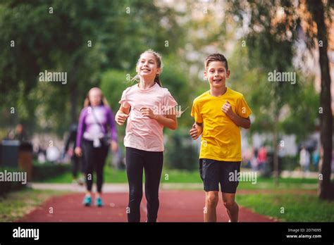 Sport Und Fitness Im Jugendalter Kaukasische Zwillinge Junge Und