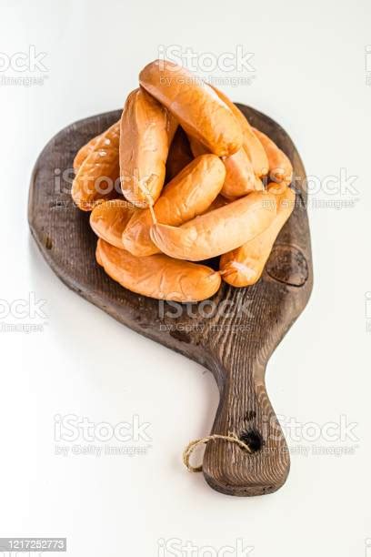 육즙 신선한 소시지는 빈티지 부엌 도마에 누워 흰색 고립 된 배경에 0명에 대한 스톡 사진 및 기타 이미지 0명 고기