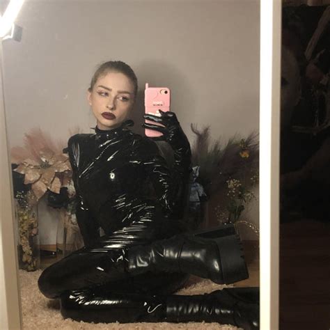 Rather Under The Heel😈 R Dommes