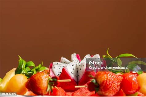 과일은 수박 딸기 드래곤 과일 파인애플 대나무 테이블에 사과와 배경의 색상 갈색 벽과 밝은 색상을 결합 0명에 대한 스톡 사진 및 기타 이미지 Istock