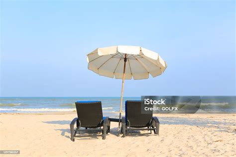 흐린 푸른 하늘과 태양에 흰색 우산모래 해변의 비치 의자 0명에 대한 스톡 사진 및 기타 이미지 0명 고독 개념 관광 Istock