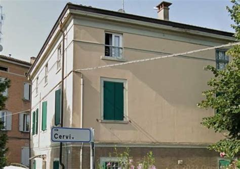 Modena bimba precipita dal secondo piano è gravissima La Nera