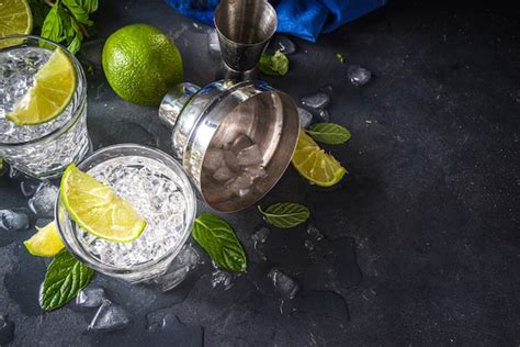오이 진토닉 칵테일 프리미엄 사진
