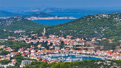 Aerial 흐 바르 섬 해안에있는 두 개의 고풍스러운 구시 가지의 그림 같은 전망 0명에 대한 스톡 사진 및 기타 이미지 0명 건축 건축물 Istock