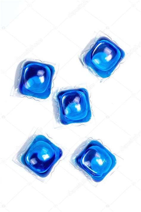 Cápsulas con detergente para lavadora aisladas sobre fondo blanco Vainas de lavandería gel de