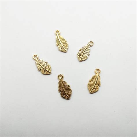 Dije Pluma Metal Dorado X Filigranas Insumos