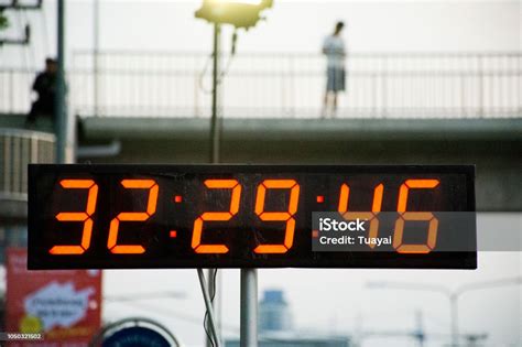 스톱 워치 또는 타이머 러너 실행 자선 이벤트 및 마라톤 경주에서 실행에 대 한 디지털 타이머 벽 시계에 대한 스톡 사진 및 기타 이미지 Istock