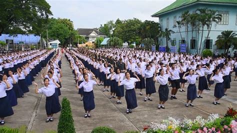 ฟ้อนรำไทย ฟ้อนศรีเมืองเวียงโกศัย จากนักเรียนมัธยม 5 โรงเรียนนารีรัตน์ งดงามสมกับเป็นสาวแพร่