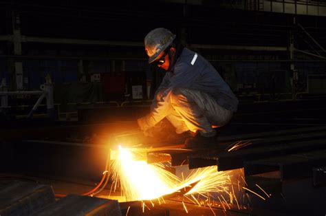 船厂电焊工 日薪280 加班一小时多赚20 目标年攒5万 买车回家