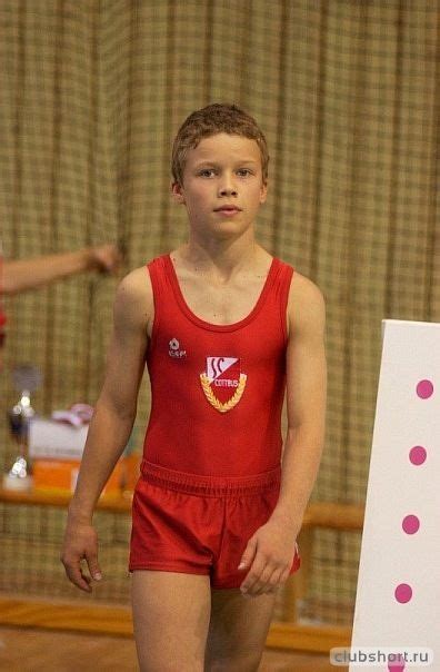 Рыжий в красных шортах » Шорты фото