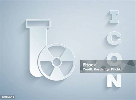 회색 배경에 고립 된 독성 액체 아이콘이있는 실험실 화학 비커를 종이 잘라냅니다 생물학적 위험 기호 방사선 아이콘이 있는 위험한 기호입니다 종이 아트 스타일 벡터 3차원