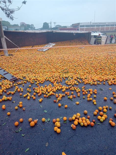Caminhão Tomba E Derruba Carga De Laranjas Em Rodovia De Itápolis